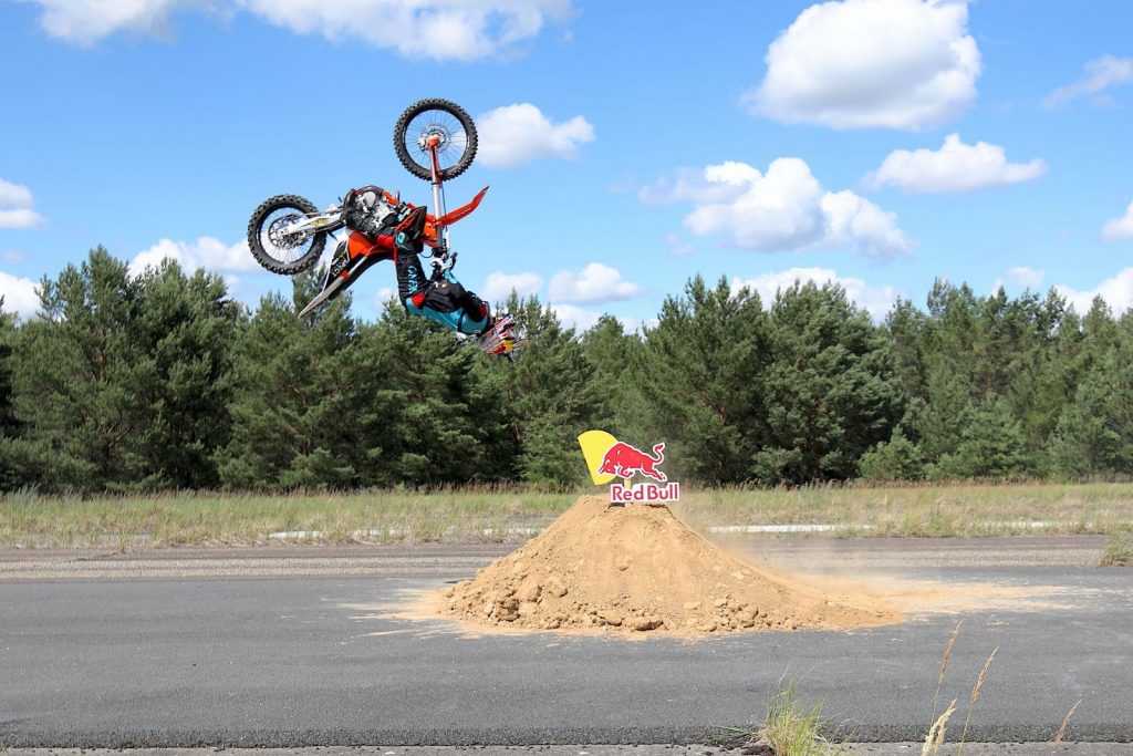 10 Rückwärts-Salti in 30 Sekunden! FMX Weltmeister Luc Ackermann knackt ...